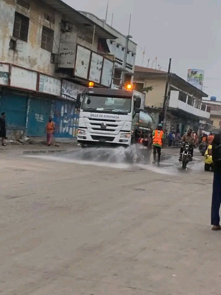 « Zando » : le coup de balai de Daniel Bumba Lubaki autour du marché ...